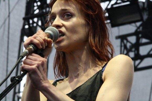 Fiona Apple Responds After Walking Off-Stage at Recent Tokyo ...